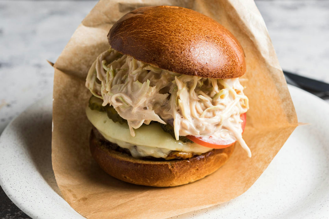 Retroburger veiselihapihvi ja vanakooli kapsasalatiga – Clean Kitchen