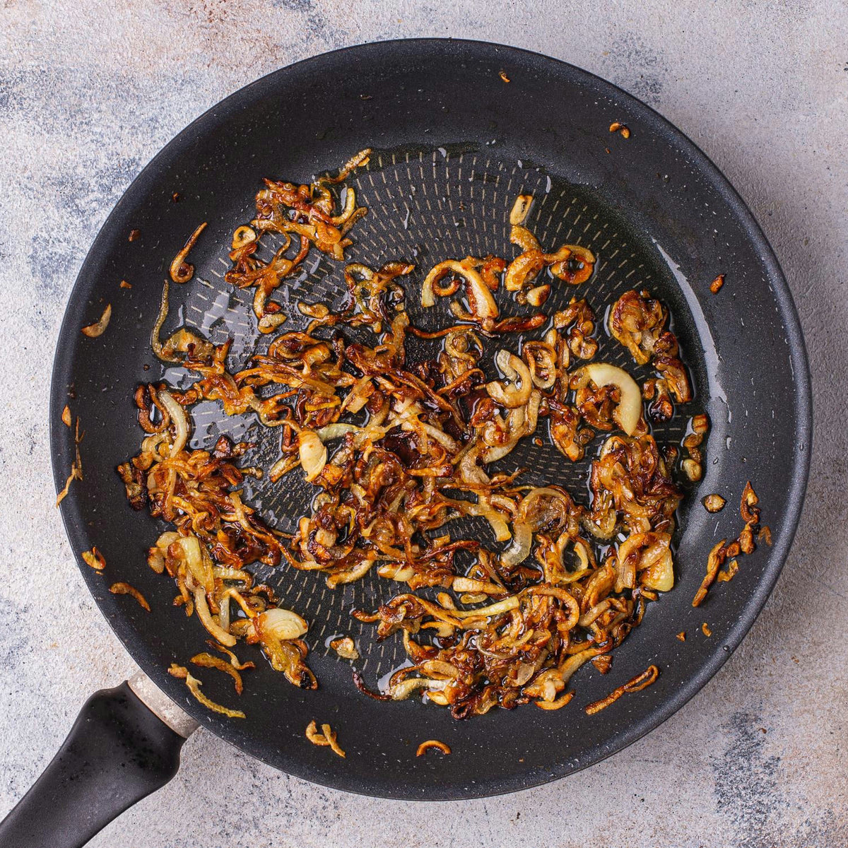 Veiselihaburger karamelliseeritud sibulate ja BBQ-kastmega – Clean Kitchen