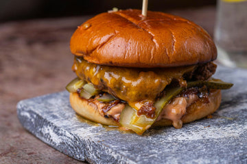 Veiselihaburger karamelliseeritud sibulate ja BBQ-kastmega – Clean Kitchen