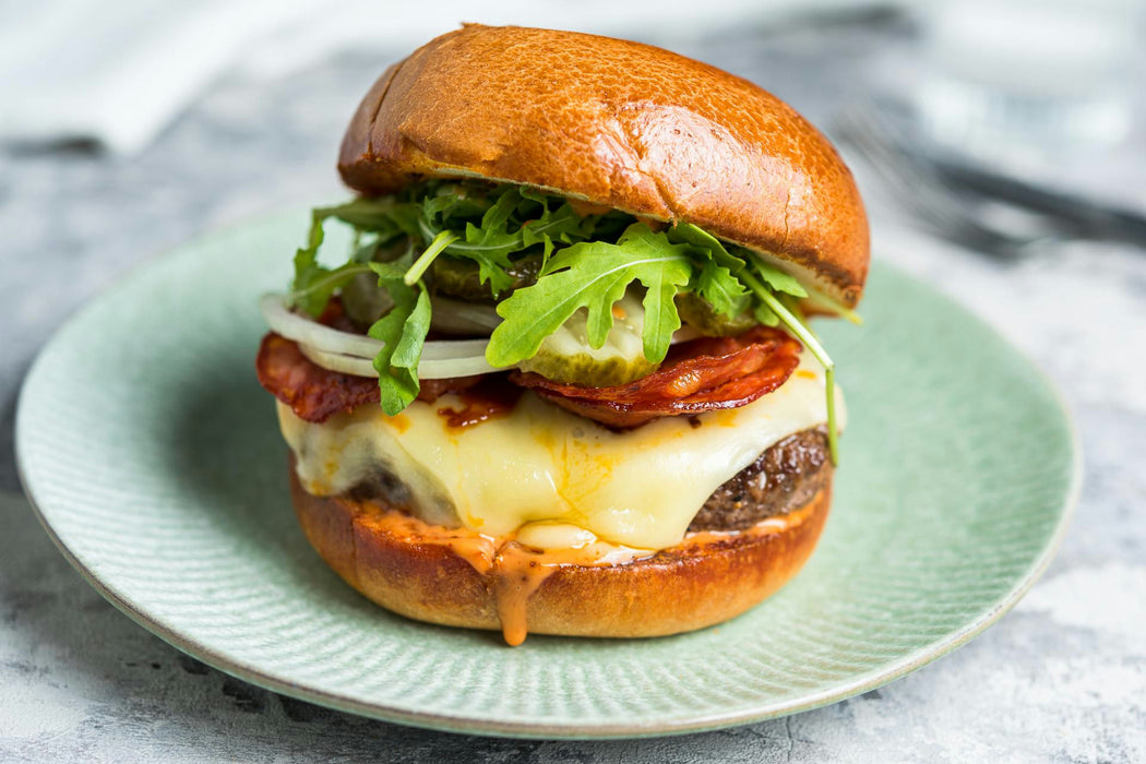 Vürtsikas veiselihaburger sriracha majoneesi ja chorizoga – Clean Kitchen