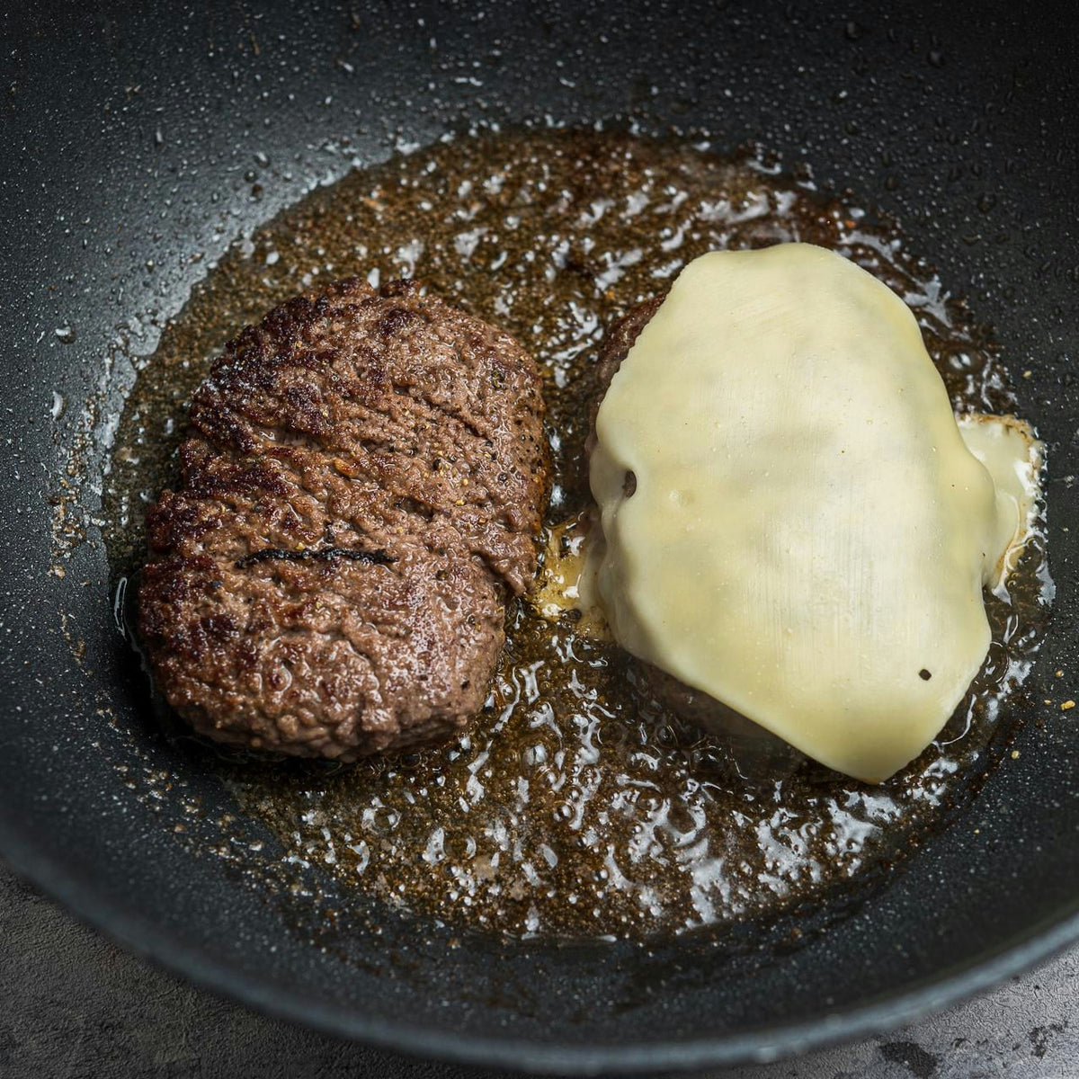 Vürtsikas veiselihaburger sriracha majoneesi ja chorizoga – Clean Kitchen