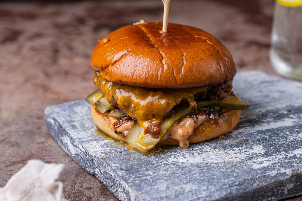 Veiselihaburger karamelliseeritud sibulate ja BBQ-kastmega – Clean Kitchen