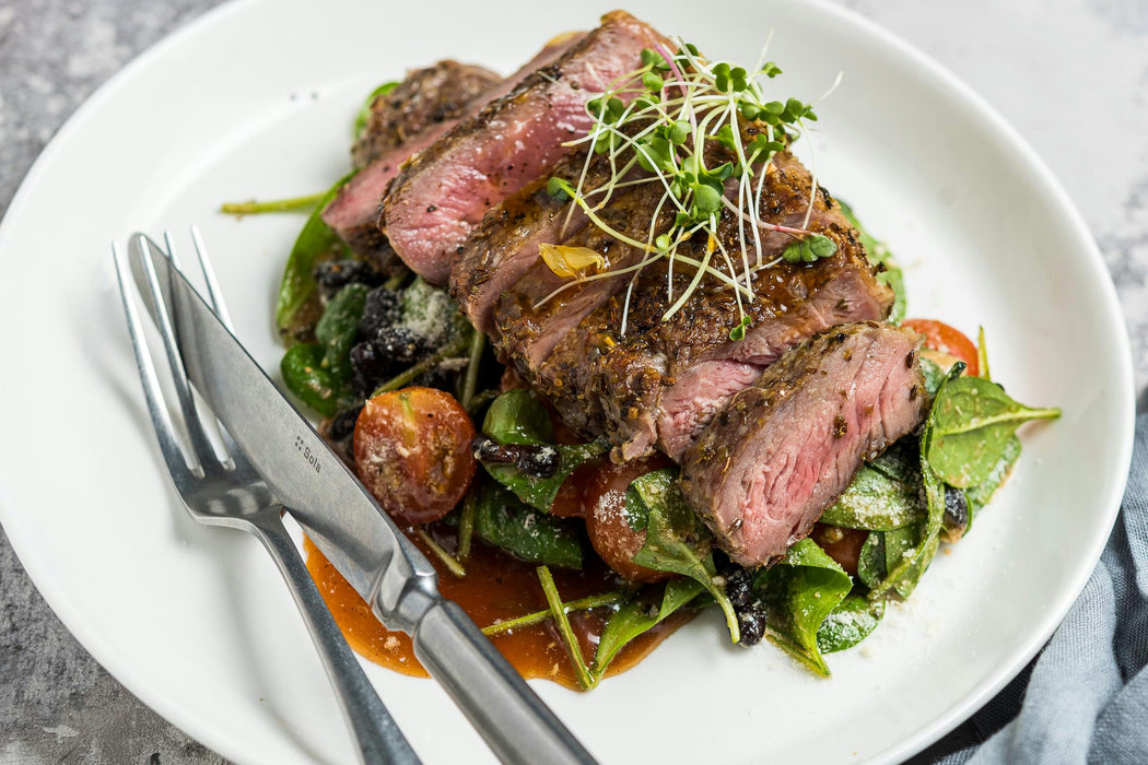 Pannil küpsetatud veiseliha steik BBQ-apelsinikastmes värske salatiga ...