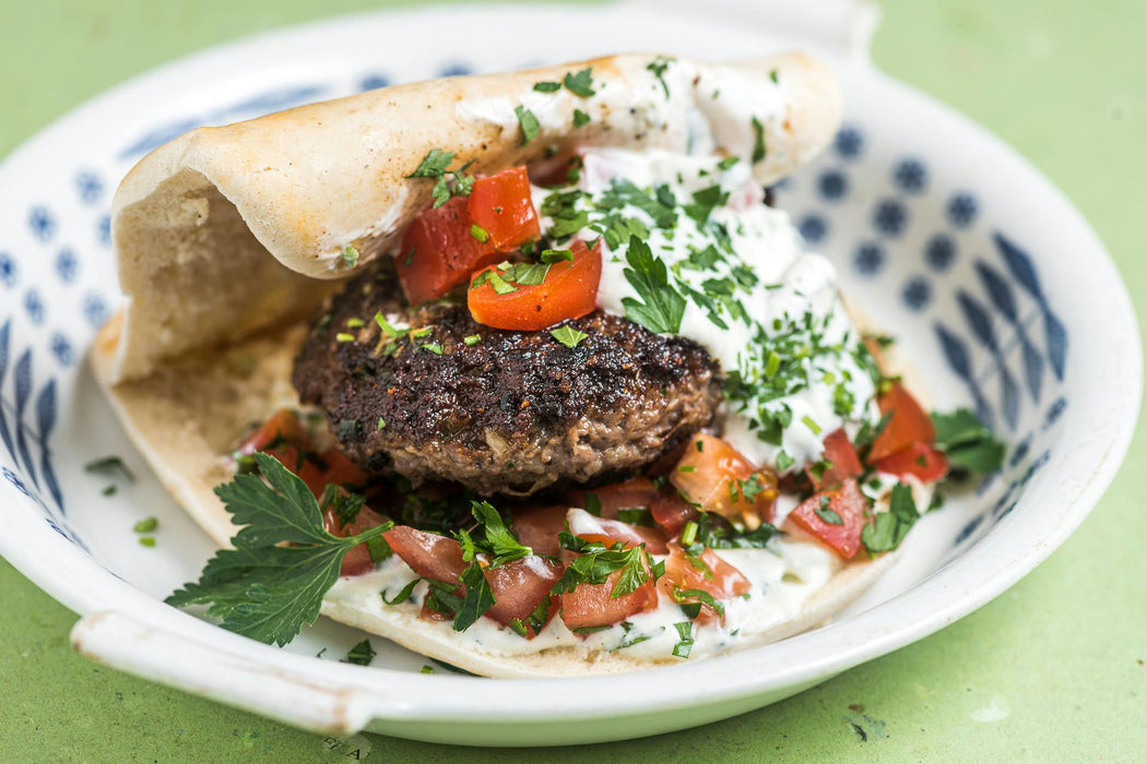 Pita-burger veiseliha ja kreeka jogurti kastmega – Clean Kitchen