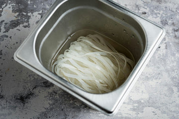 Idamaine vokk riisinuudlite ja kanaga – Clean Kitchen